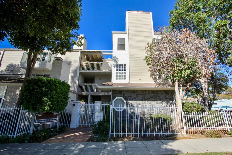 Silver Surf Gardens Condos, Lofts & Townhomes For Sale | Silver Surf ...